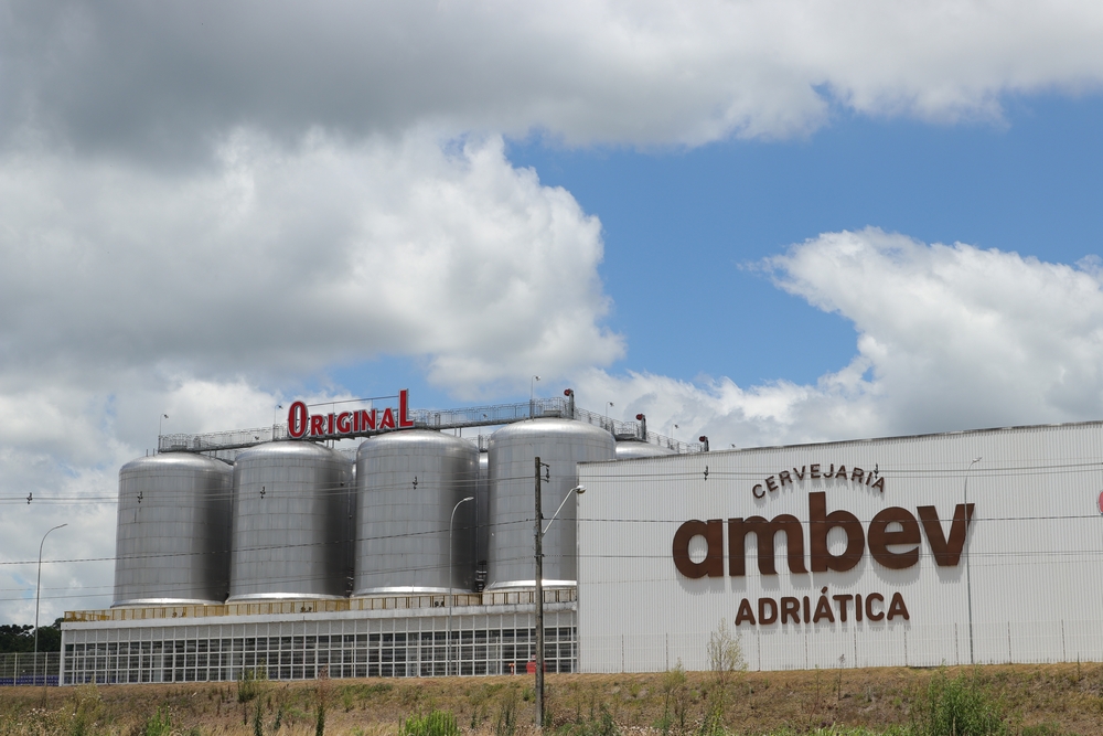Ambev supera expectativas e aumenta lucro e receita no 1º trimestre