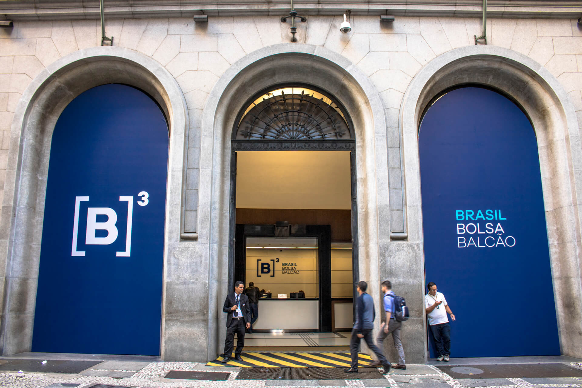 10 ações listadas na B3 concentram 40% do volume total; Apenas quatro ...